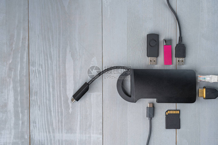 USBC型适配器或集线器与各种配件pendriveshdmi以太网存储卡电缆平躺顶视图左高清图片下载-正版图片506596335-摄图网