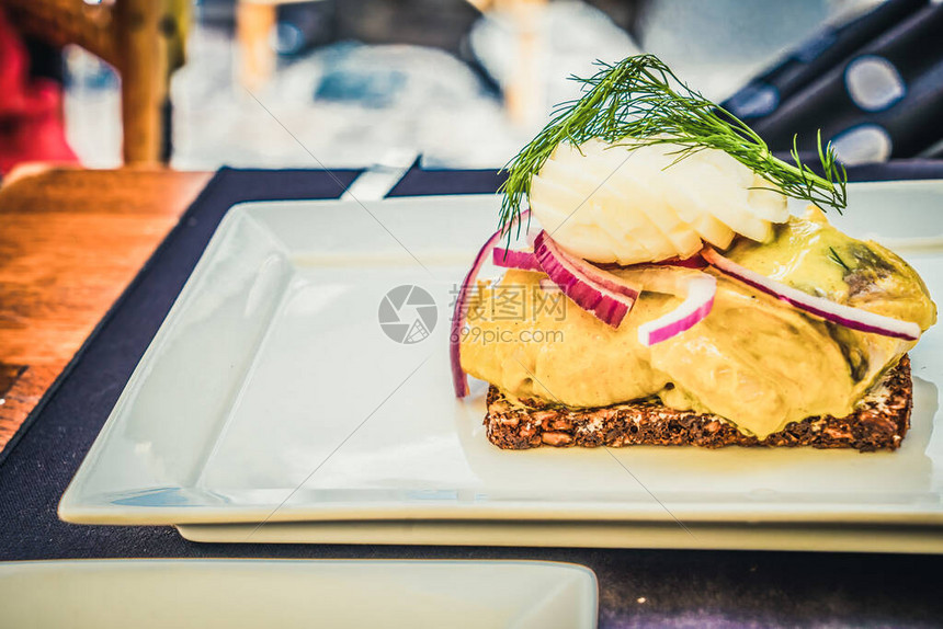 盘子上的传统丹麦三明治高清图片下载-正版图片506603546-摄图网