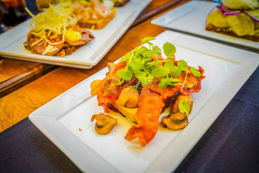 盘子上的传统丹麦三明治高清图片下载-正版图片506604471-摄图网