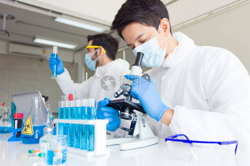 科学家们在实验室里通过显微镜观察微生物样本高清图片下载-正版图片506615617-摄图网