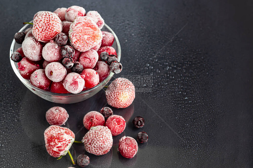 冷冻水果黑醋栗樱桃和草莓的冷冻水果混合物维生素混合物在黑暗的背景高清图片下载-正版图片506619620-摄图网