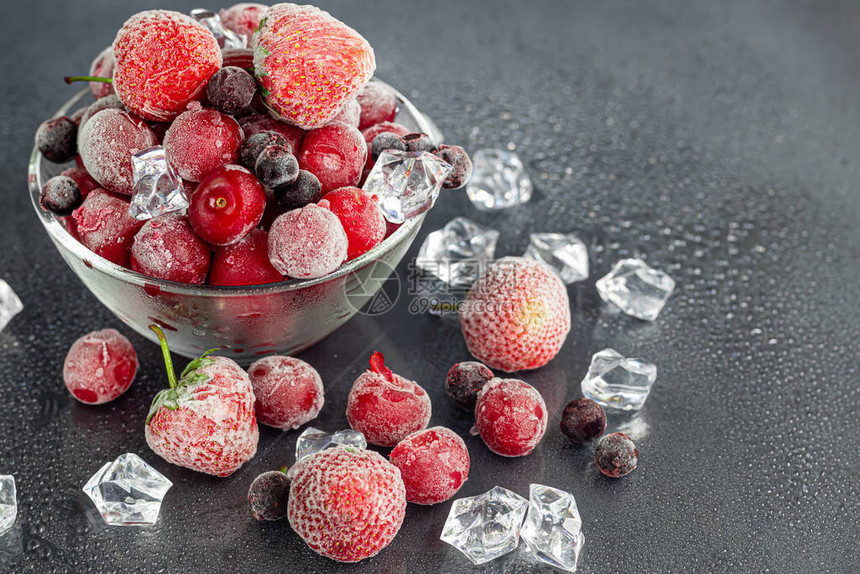 冷冻水果黑醋栗樱桃和草莓的冷冻水果混合物维生素混合物在黑暗的背景高清图片下载-正版图片506619655-摄图网
