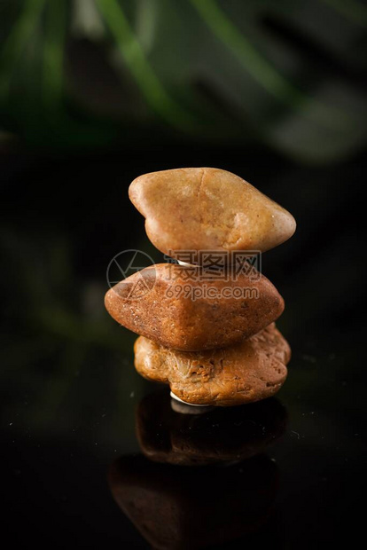 Zen概念在黑背景高清图片下载-正版图片506634761-摄图网