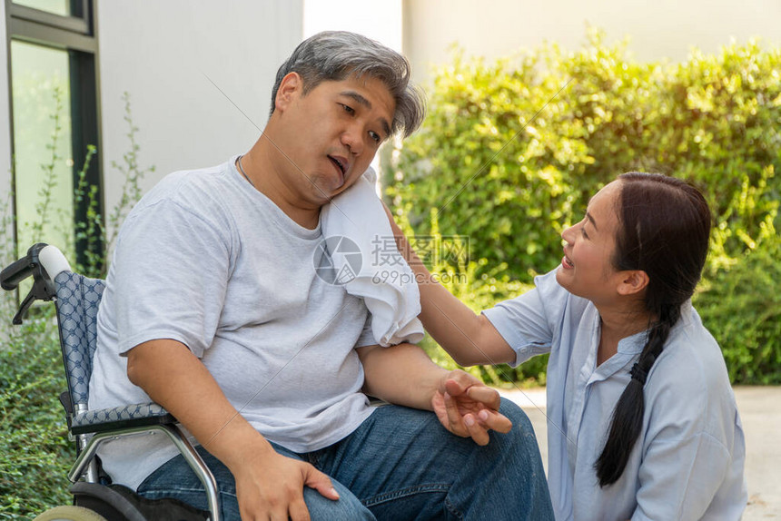 中年肥胖男子瘫痪嘴歪手皱四肢无力坐在轮椅上高清图片下载-正版图片506638839-摄图网