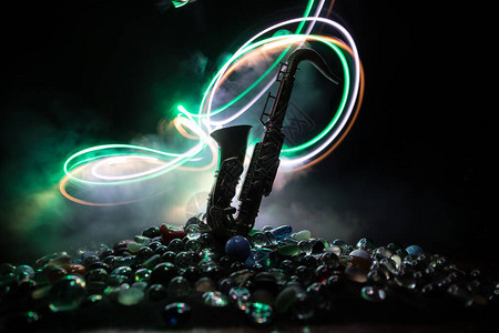 音乐概念萨克斯管爵士乐器中音金色sax微型与雾背景上的彩色调光低光下的萨克斯管乐器高清图片下载-正版图片506662140-摄图网