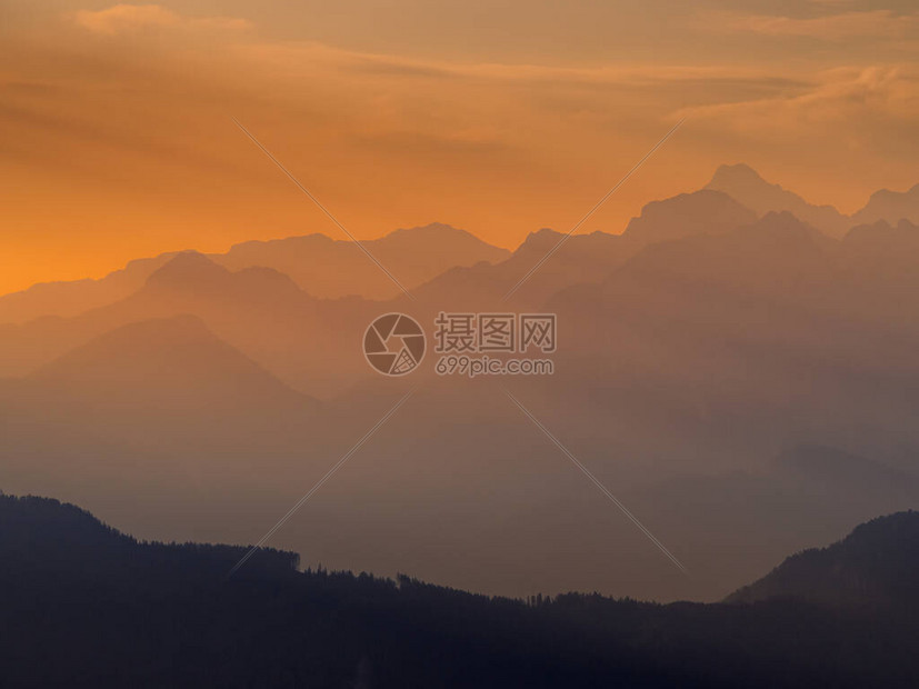 上午从日出前卡拉万克山脉阿尔卑斯山的Kosuta山脊看到高清图片下载-正版图片506647800-摄图网