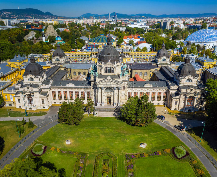 空中无人驾驶飞机对城市公园Varosliget著名的Szechenyi热浴的景象高清图片下载-正版图片506648012-摄图网