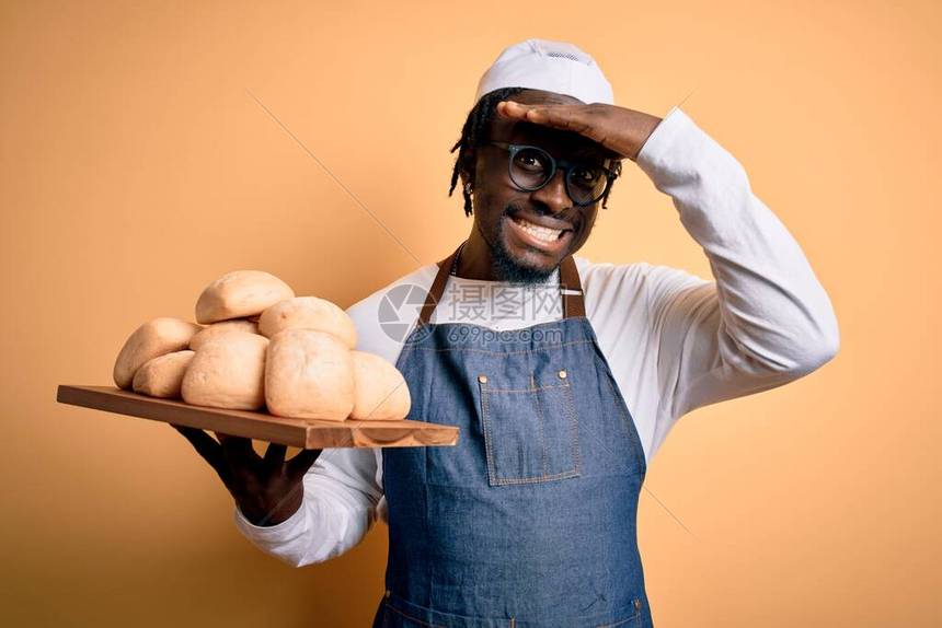 年轻的非洲裔美国面包师穿着围裙高清图片下载-正版图片506649604-摄图网