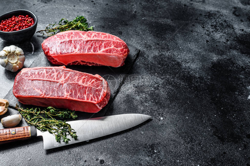 原生有机肉Twagyu牡蛎顶尖刀片牛排黑色背景顶层视高清图片下载-正版图片506657075-摄图网