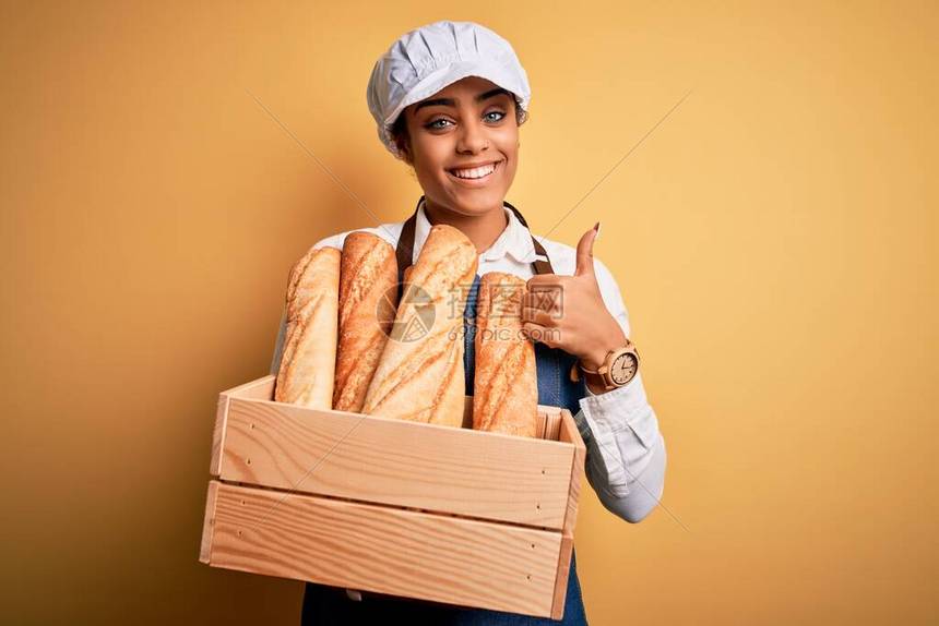 年轻的非洲裔美国面包师女孩穿着围裙高清图片下载-正版图片506660000-摄图网