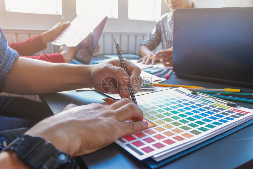 营销部门和设计师正在就产品设计提供建议高清图片下载-正版图片506668762-摄图网