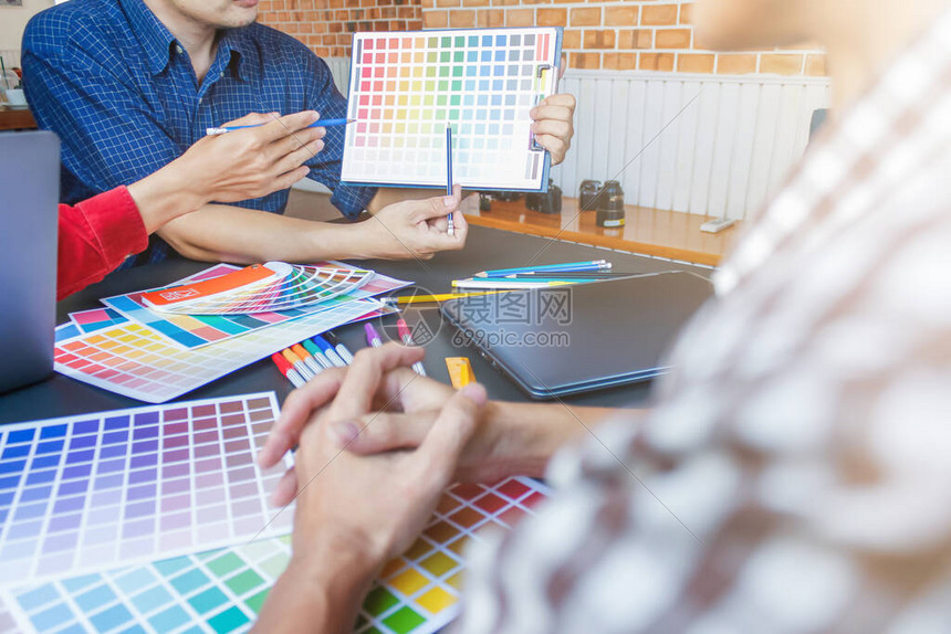 营销部门和设计师正在就产品设计提供建议高清图片下载-正版图片506668840-摄图网