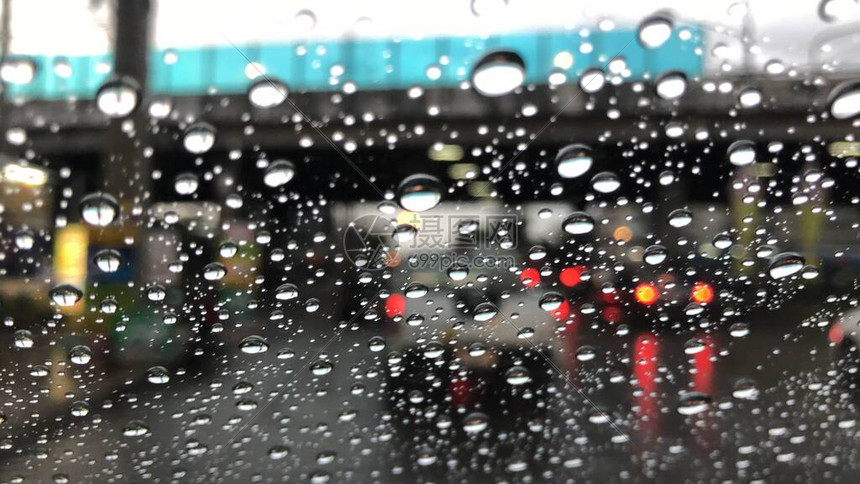 在雨天的夜晚高清图片下载-正版图片506670752-摄图网