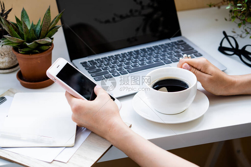 女手拿着咖啡和智能手机高清图片下载-正版图片506671579-摄图网