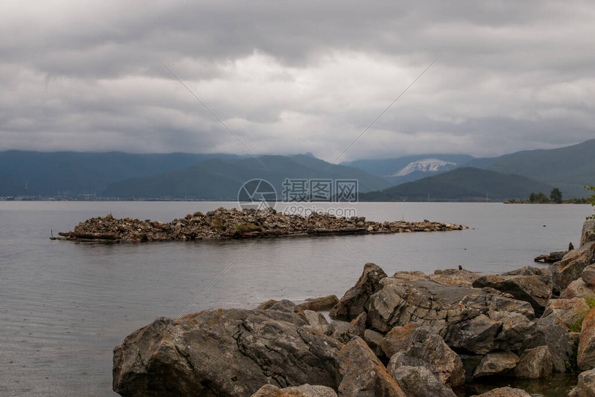 俄罗斯伊尔库茨克地区库尔图克村附近气候多云的Baikal湖景象高清图片下载-正版图片506671757-摄图网