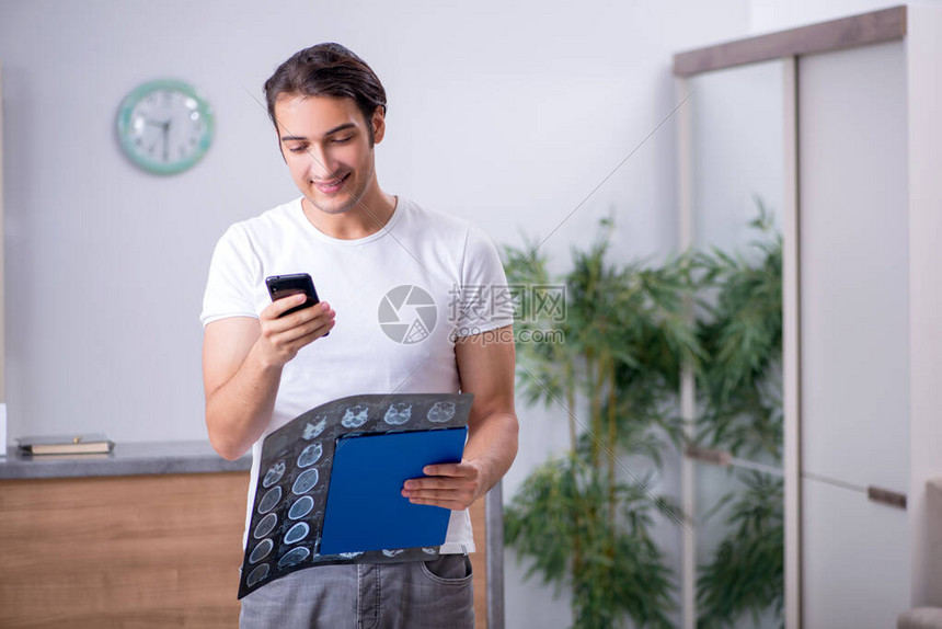 诊所接待柜台和年轻患者高清图片下载-正版图片506676083-摄图网