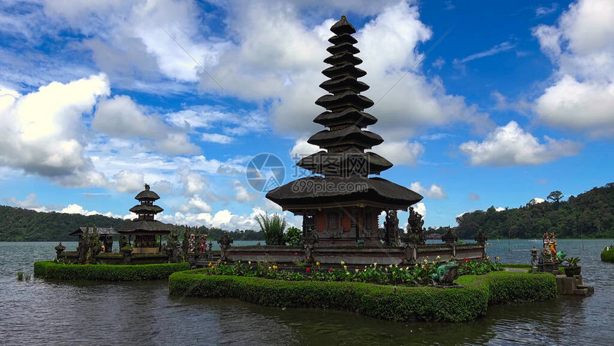 位于印度尼西亚巴厘岛的海滩和高悬高清图片下载-正版图片506681935-摄图网