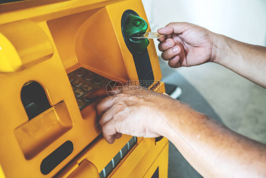 将ATM卡手动插入银行机器并在ATM银行机器键盘上手动输入PIN高清图片下载-正版图片506684281-摄图网