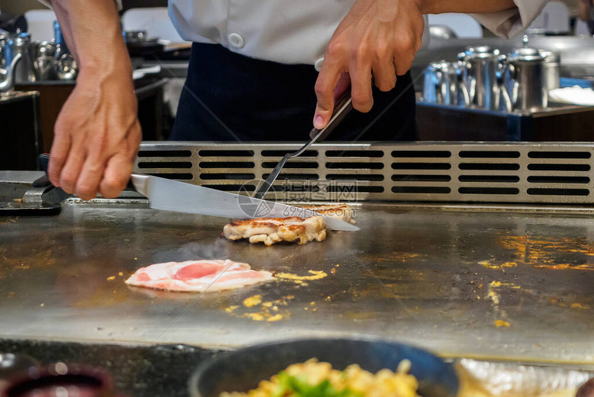 日本厨师在Teppanyak高清图片下载-正版图片506685837-摄图网