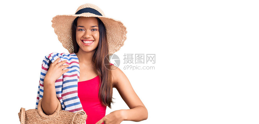年轻漂亮的拉丁女孩穿着泳装和夏天的帽子高清图片下载 正版图片506688423 摄图网