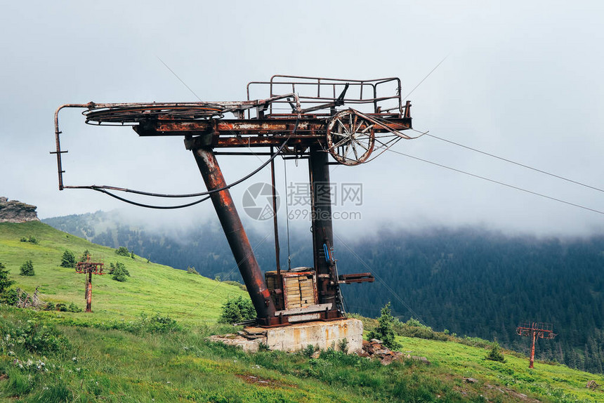 Vysoka山洞HrubyJesenik著名滑雪坡上电梯的生锈终点站非常破旧的车站一个生锈和毁坏的柱子正在等待翻高清图片下载-正版图片 ...