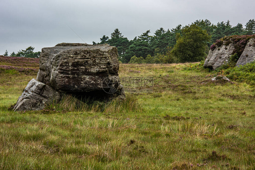 Muir用三块大石头和古老雕刻物构成的古代神话结构高清图片下载-正版图片506691883-摄图网
