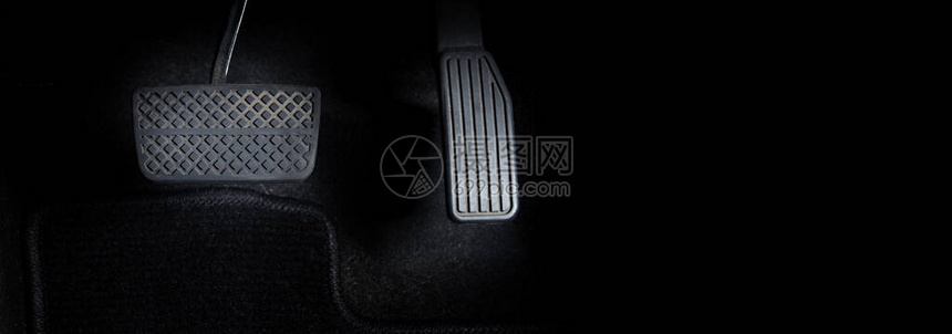 汽车或辆内的人脚和加速器和制动踏板高清图片下载-正版图片506695984-摄图网