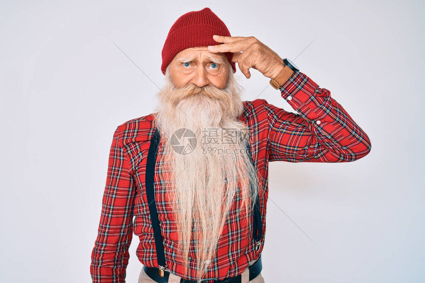 头发灰白胡须长头戴羊毛帽时髦造型的老人担心和强调额头上的问题紧张高清图片下载 正版图片506708640 摄图网