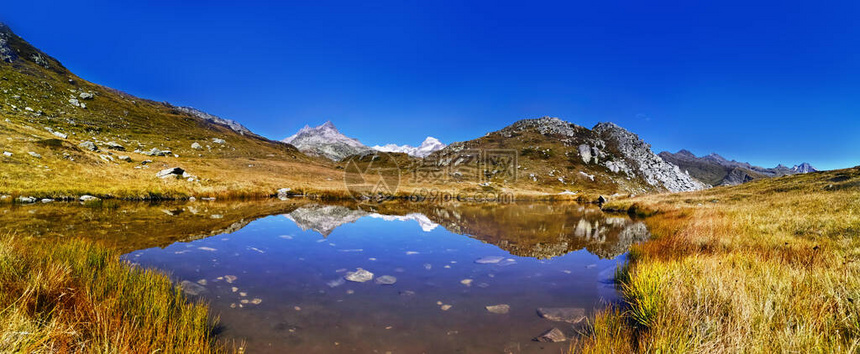 位于2168米深处的严寒山顶的湖高清图片下载-正版图片506714756-摄图网