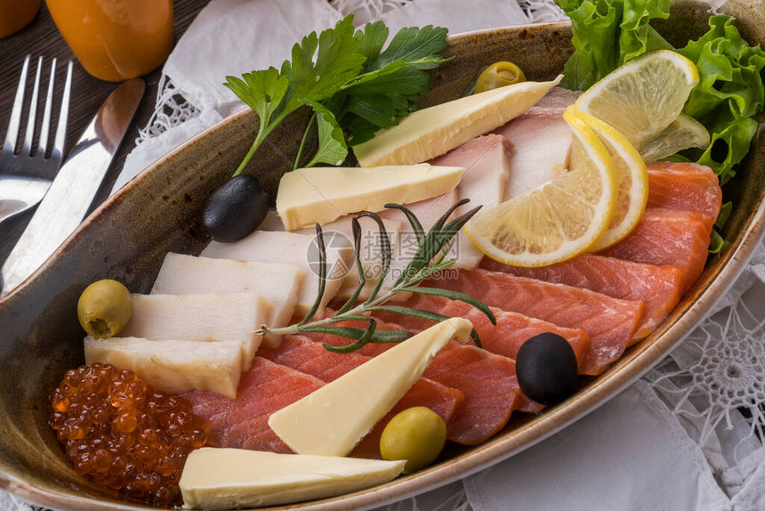 配有鲑鱼和大比目鱼的类高清图片下载-正版图片506718812-摄图网