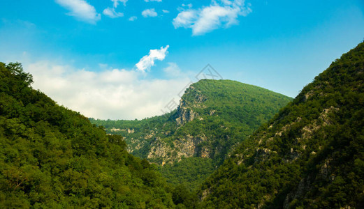 黑山美丽的山脉和峡谷欧洲的巴尔干半岛拥有绿色森林的落基山脉和构成峡谷的河流高清图片下载-正版图片506720932-摄图网