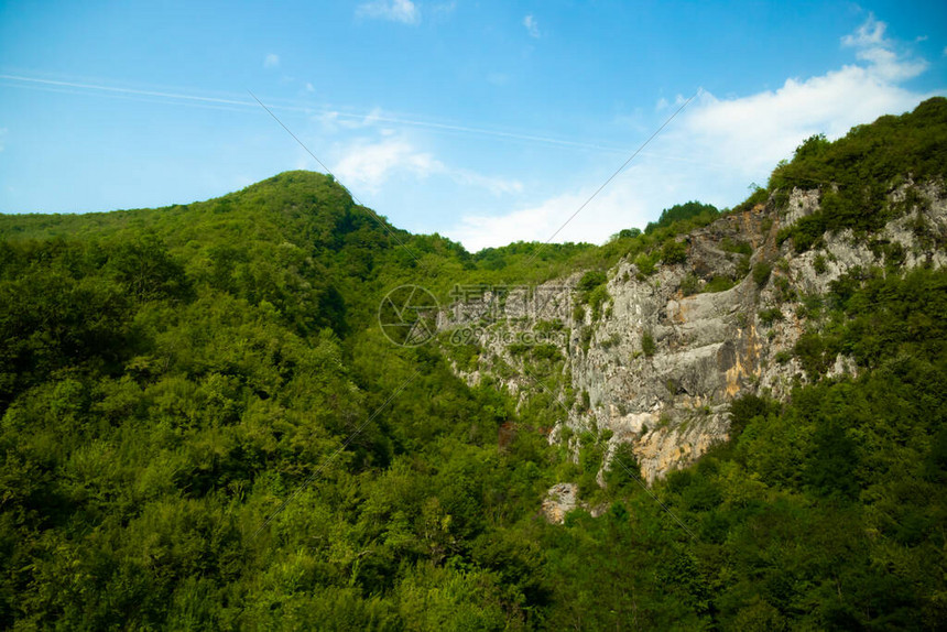 黑山美丽的山脉和峡谷欧洲的巴尔干半岛拥有绿色森林的落基山脉和构成峡谷的河流高清图片下载-正版图片506720944-摄图网