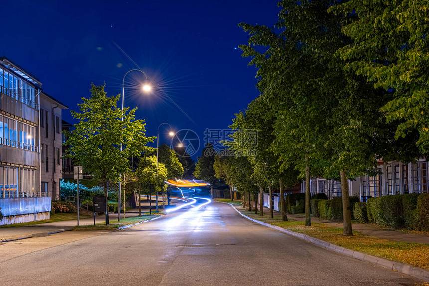 夏日夜晚的郊区街道高清图片下载-正版图片506723610-摄图网