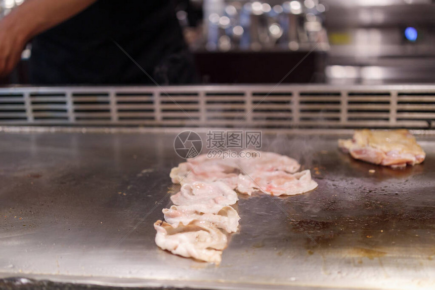 日本厨师在Teppanyak高清图片下载-正版图片506726938-摄图网