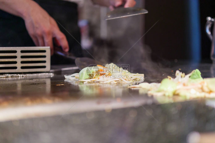 日本厨师在Teppanyak高清图片下载-正版图片506726944-摄图网