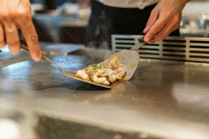 日本厨师在Teppanyak高清图片下载-正版图片506726945-摄图网