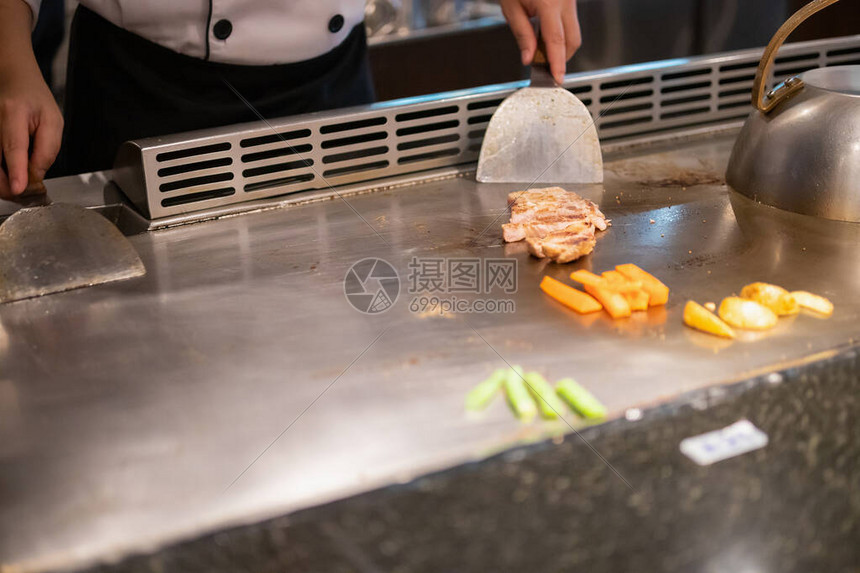 日本厨师在Teppanyak高清图片下载-正版图片506727211-摄图网