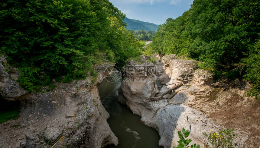 夏日在卡扎霍赫斯基峡谷的Belaya河高清图片下载-正版图片506735861-摄图网