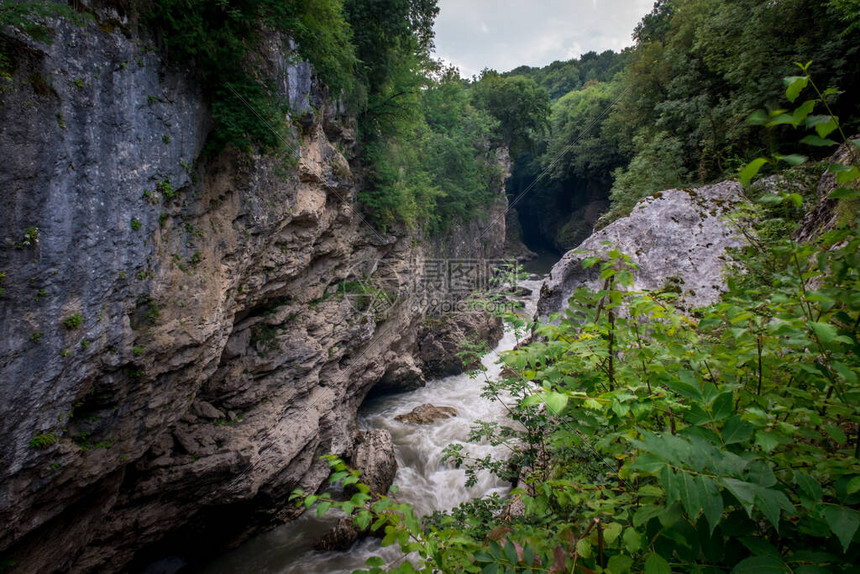 夏日在卡扎霍赫斯基峡谷的Belaya河高清图片下载-正版图片506735875-摄图网
