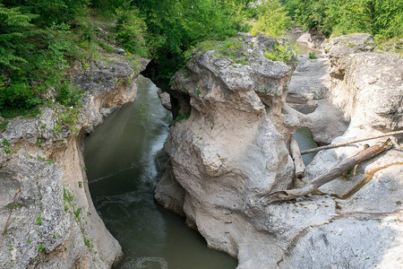 夏日在卡扎霍赫斯基峡谷的Belaya河高清图片下载-正版图片506732847-摄图网