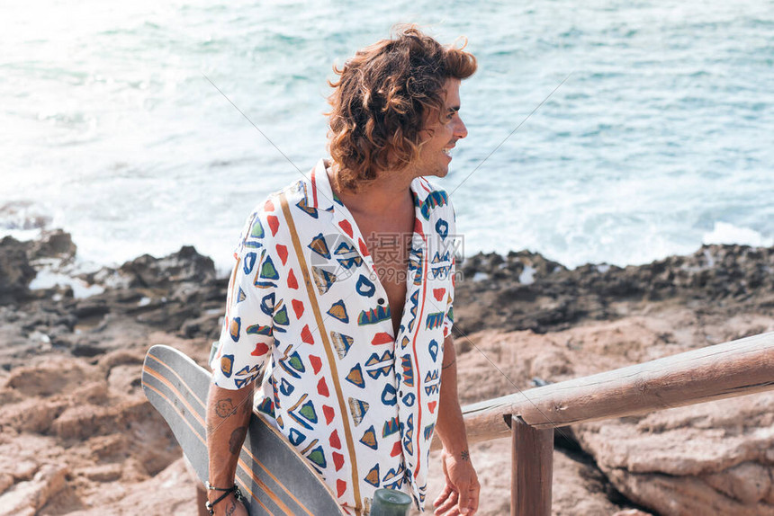 年轻的caucasians男子在海高清图片下载-正版图片506743706-摄图网