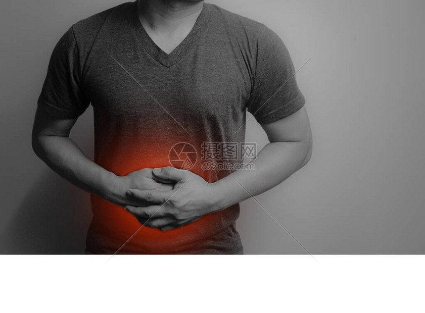 一个身穿灰色t恤手放在肚子上的男人高清图片下载 正版图片506743843 摄图网