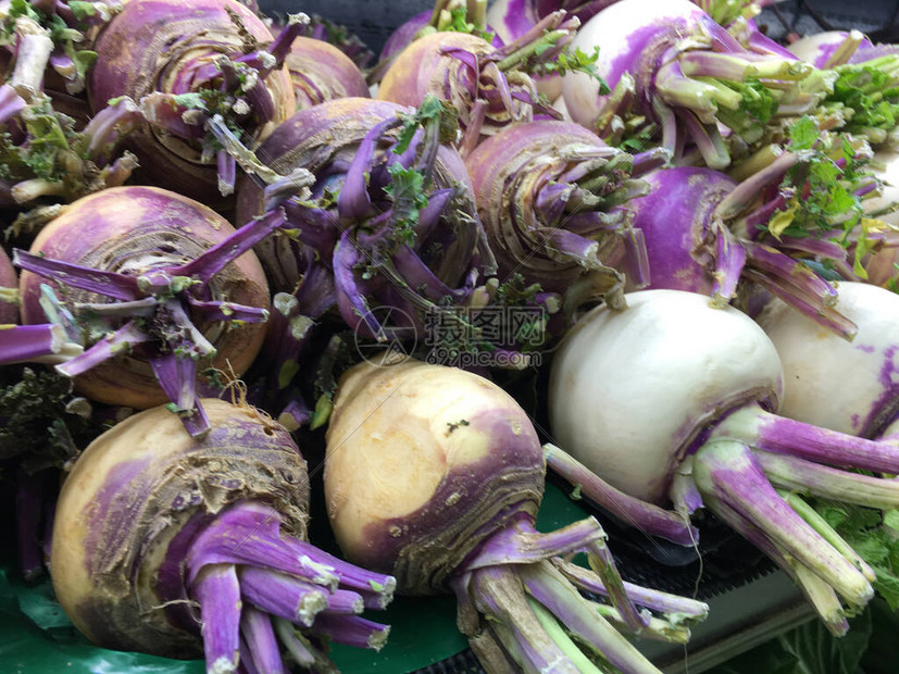 食品市场上展示的新鲜半redi高清图片下载-正版图片506744488-摄图网