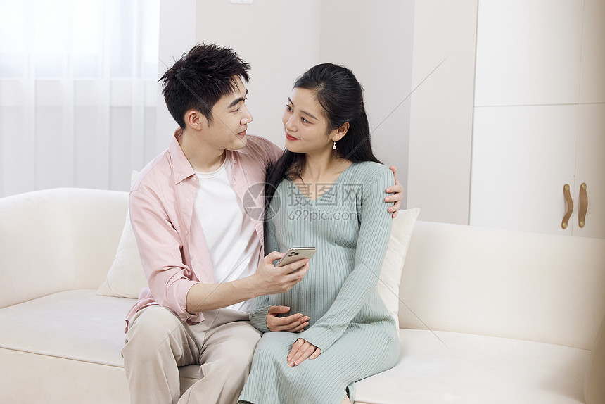 青年待产的夫妻居家形象高清图片下载-正版图片506948881-摄图网