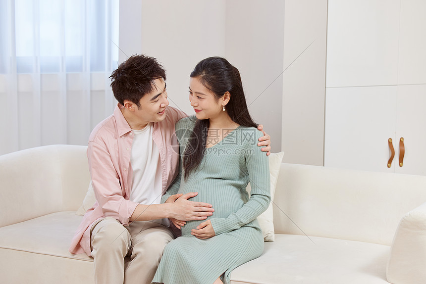 恩爱的怀孕夫妻形象高清图片下载-正版图片506949005-摄图网
