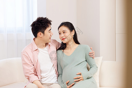 甜蜜夫妻居家孕照写真高清图片下载-正版图片506949054-摄图网