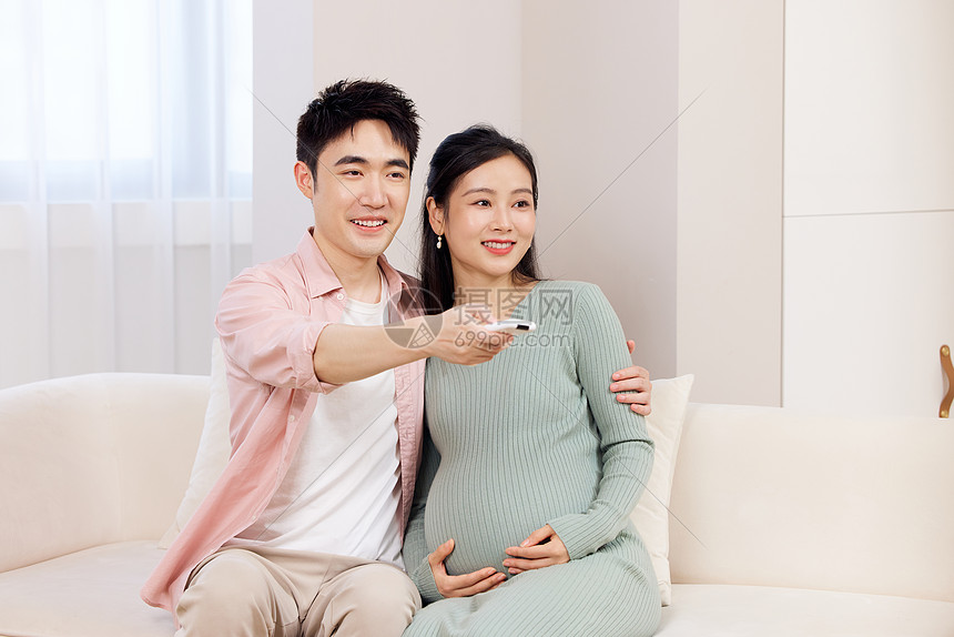 怀孕的恩爱夫妻居家看电视高清图片下载-正版图片506949008-摄图网