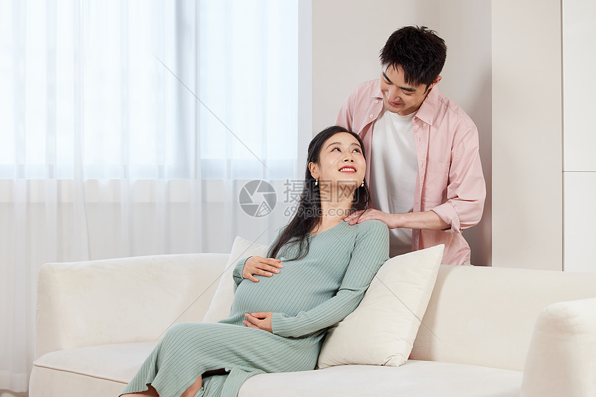 丈夫照顾怀孕的妻子高清图片下载-正版图片506949013-摄图网