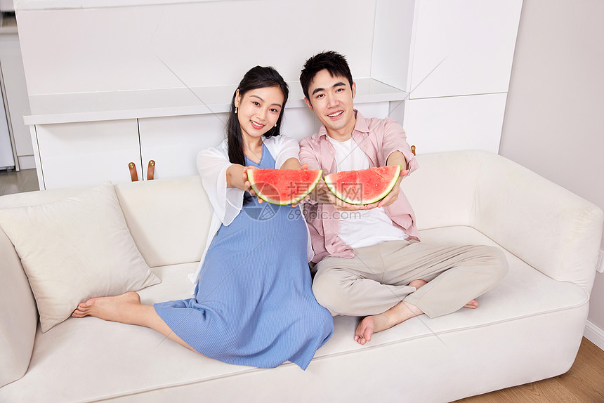 甜蜜夫妻居家孕照写真高清图片下载-正版图片506949054-摄图网