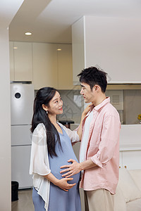 甜蜜夫妻居家孕照写真高清图片下载-正版图片506949054-摄图网